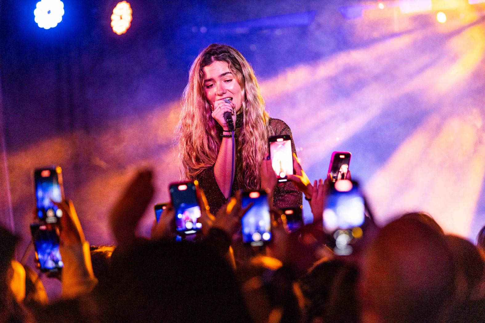 Llenazo de Moni Motes en su concierto para Surg For All - Interfaz Magazine